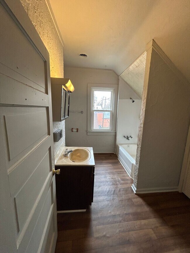 820 Walnut St Unit 818 1/2 Walnut St., Fort Wayne, IN 46802 - Room for ...