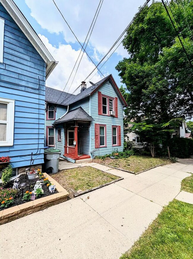 2435 S Burrell St Unit Upper, Milwaukee, WI 53207 - Milwaukee, WI ...