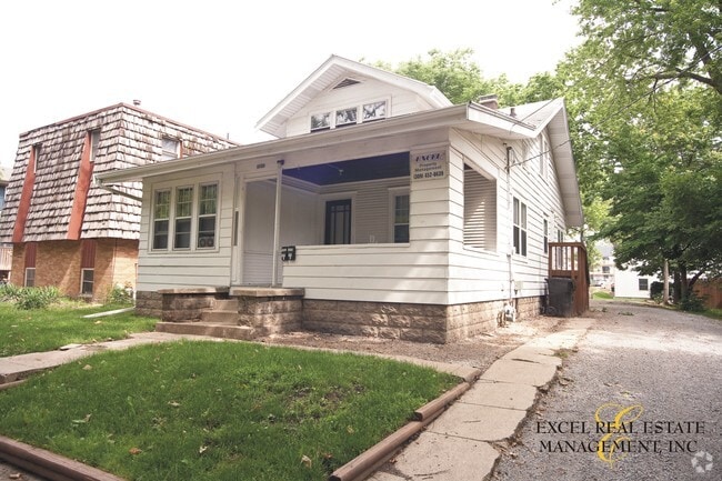 Uptown Normal Apartments for Rent with Hardwood Floors - Normal, IL - 1 ...