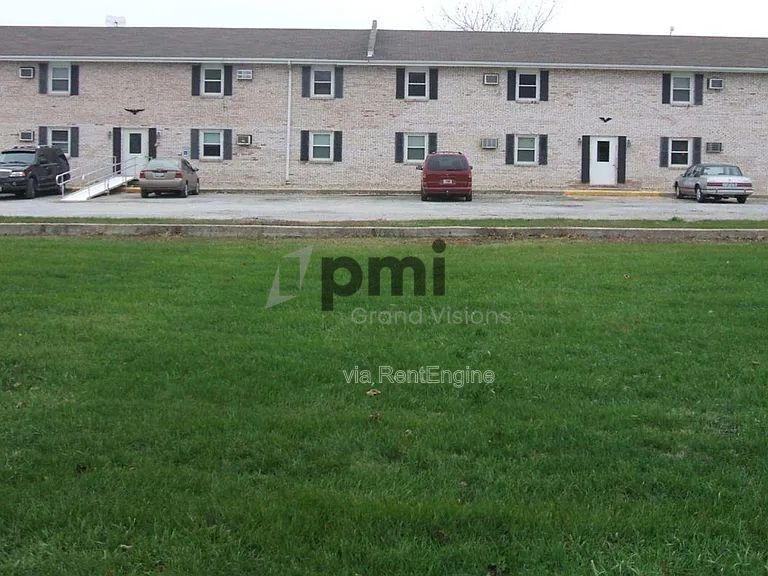 465 E Main St Unit 13, Warrensburg, IL 62573 - Room for Rent in ...