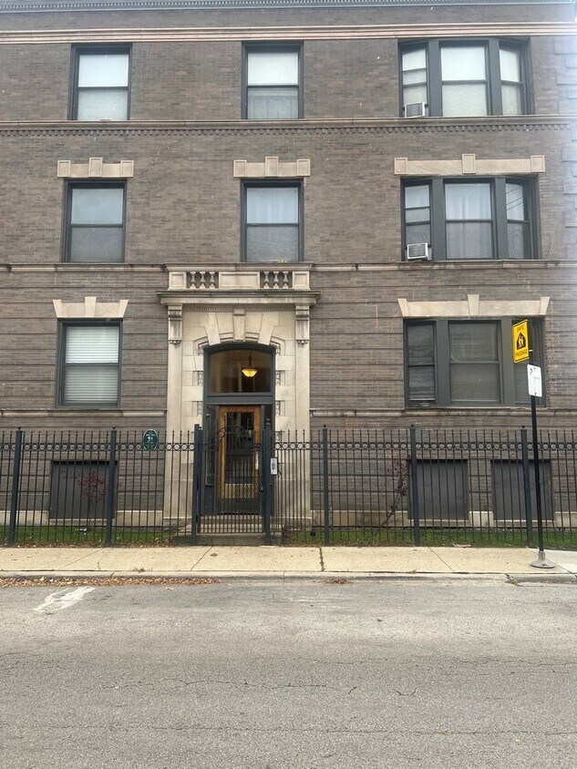 919 E 61st St Unit 1, Chicago, IL 60637 - Condo for Rent in Chicago, IL ...