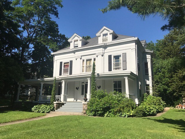 Hayward & Jackson Street Apartments - 401 W Jackson Woodstock, IL 60098 ...