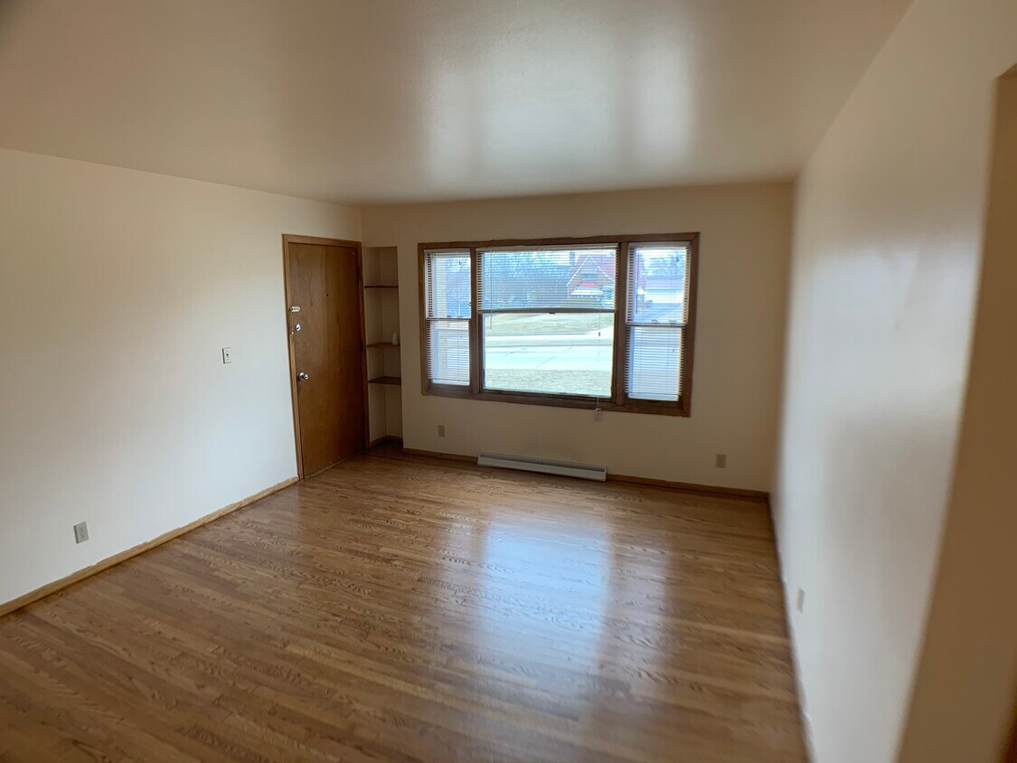 3911 S 43rd St Unit 2, Greenfield, WI 53220 - Room for Rent in ...