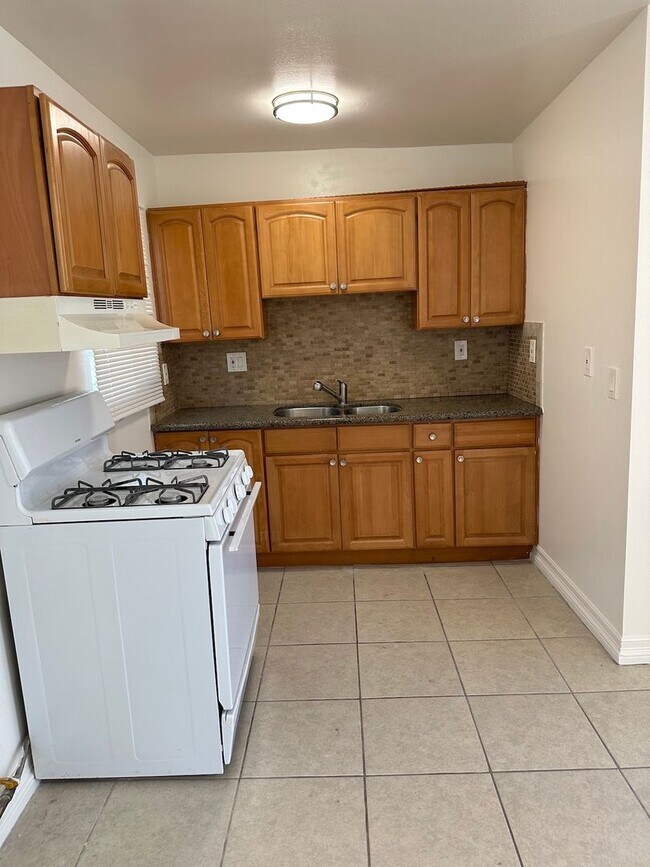 1629-1631 W 81st St Unit 1631 1/2, Los Angeles, CA 90047 - Room for ...