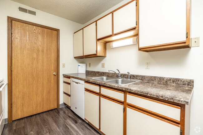 Apartments for Rent with a Walk-In Closet in Watkins IA