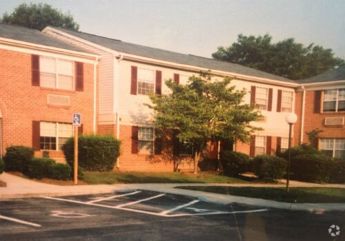 Townhomes for Rent with Garages in Oak Hall, VA