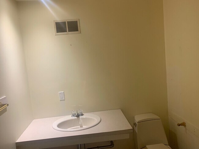 409 Capital Ave SW Unit 1, Battle Creek, MI 49015 - Condo for Rent in ...