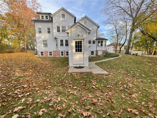 18-2R Payan St, West Warwick, RI 02893 - Room for Rent in West Warwick ...