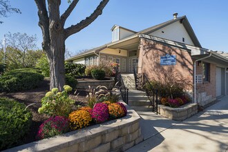 Clover Ridge East Apartments Rentals - Palatine, IL | Apartments.com