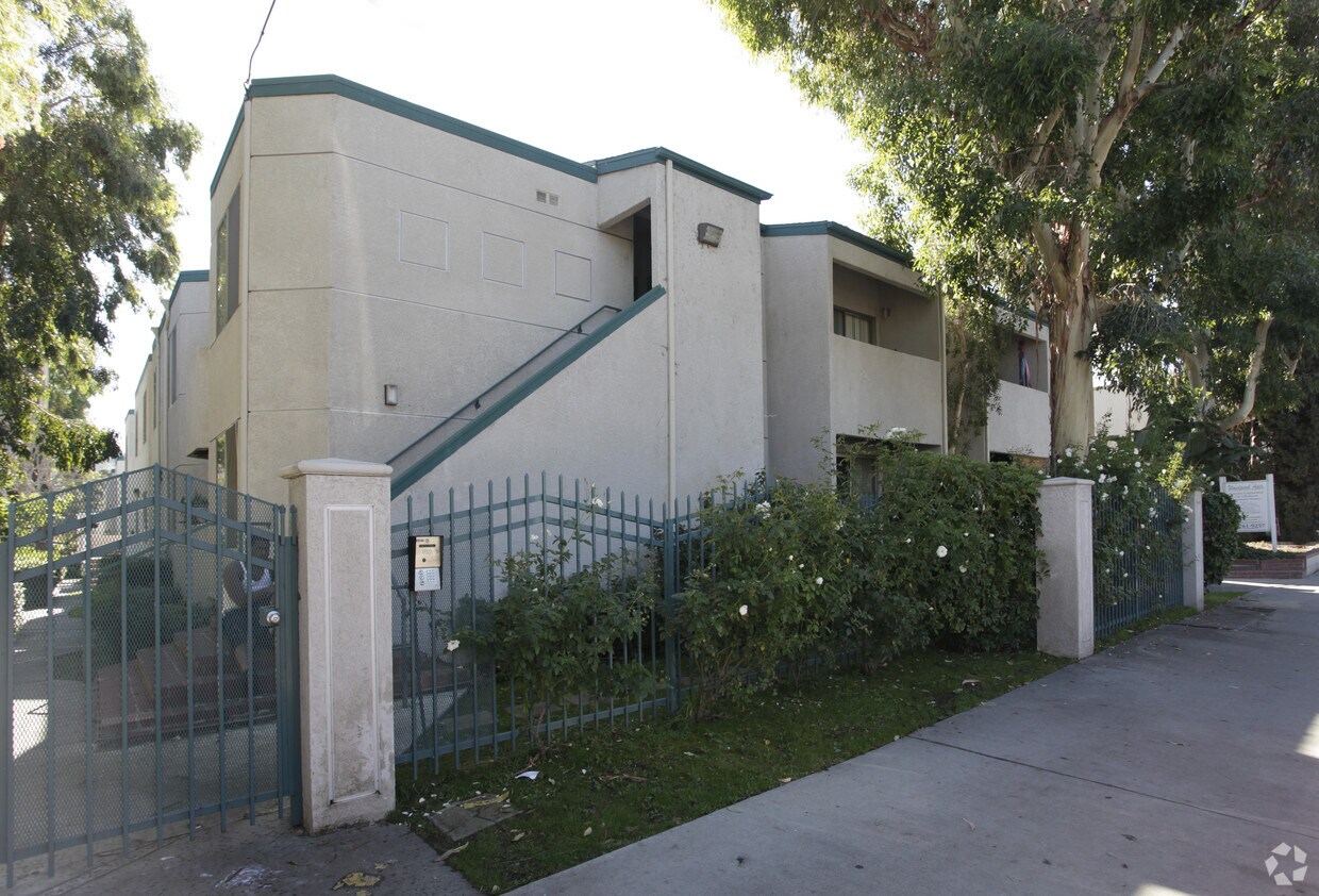 11110 Moorpark St - Multifamily in North Hollywood, CA | Westside Rentals