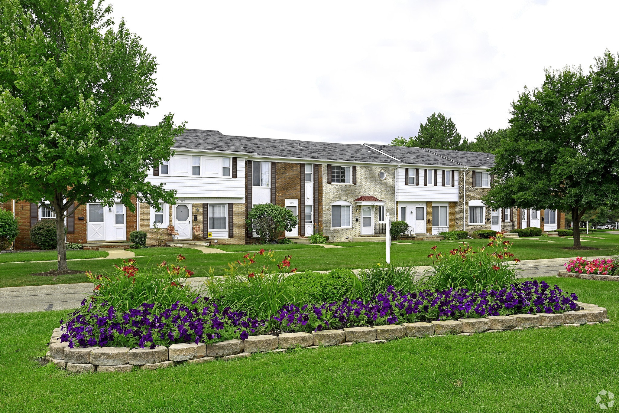 Kings Arms - 37118 Camelot Dr Sterling Heights, MI 48312 | Apartments.com