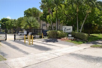 Saga Bay Townhomes Apartments for Rent with a Walk-In Closet - Cutler ...