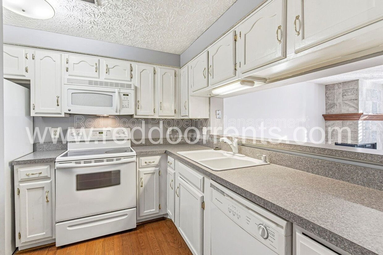 9479 Sandpiper W Dr, Indianapolis, IN 46268 - Townhome Rentals in ...