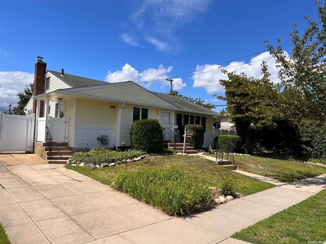 61 Hunter Ln, Hicksville, NY 11801 - House Rental in Hicksville, NY ...