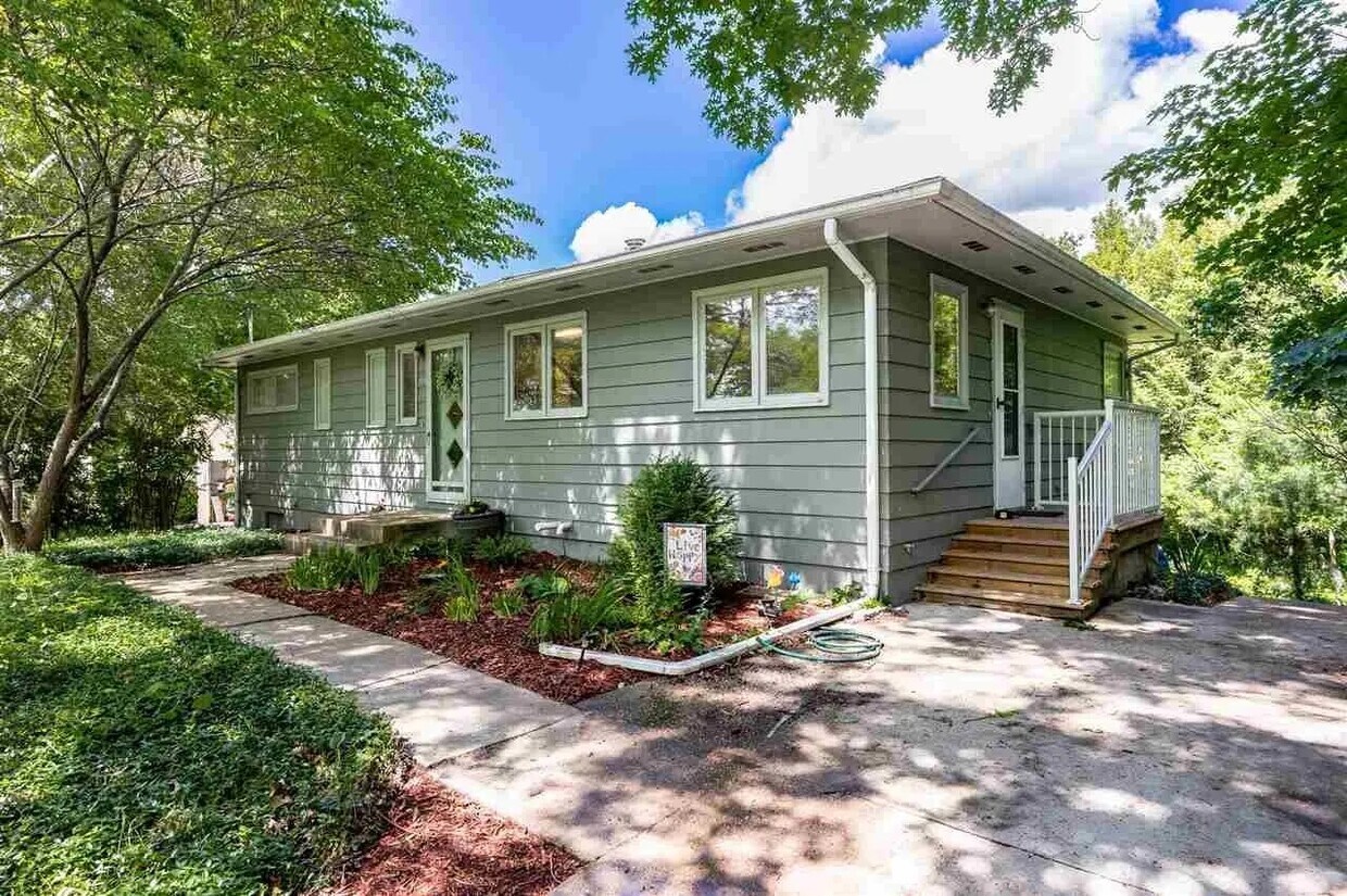 1704 Ridge Rd, Iowa City, IA 52245 - House Rental in Iowa City, IA ...