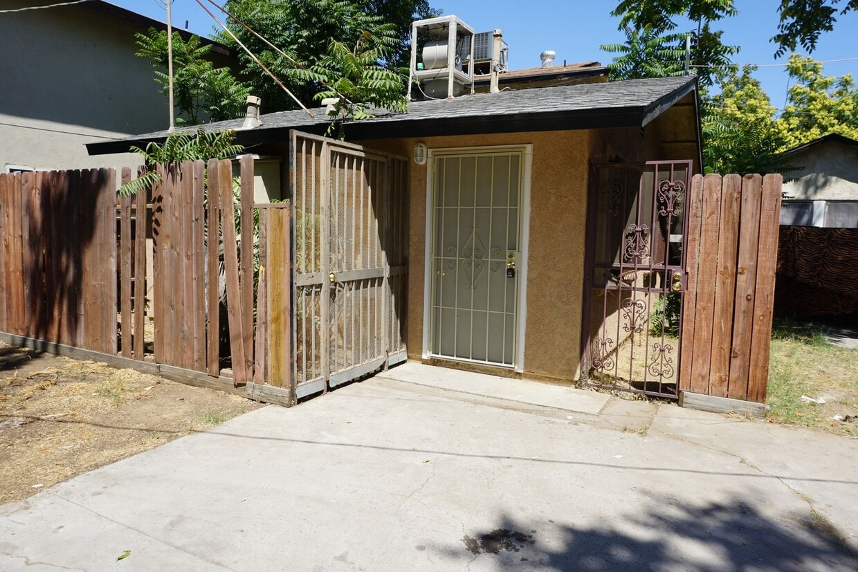 306 Monterey St Unit 306 1/2 Monterey St - Rear, Bakersfield, CA 93305 ... 306 Monterey St Unit 306 1/2 Monterey St - Rear, Bakersfield, CA 93305 ...
