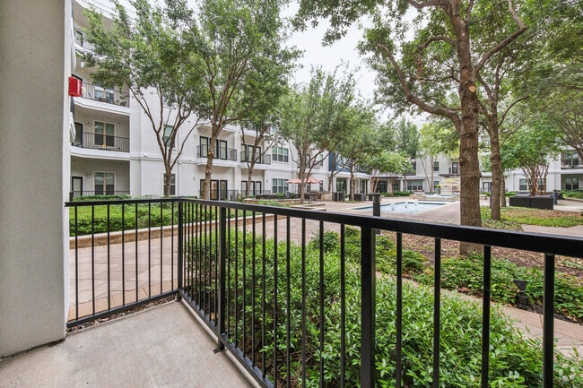 Addison Circle Park Apartments for Rent with a Dog Park - Addison, TX ...