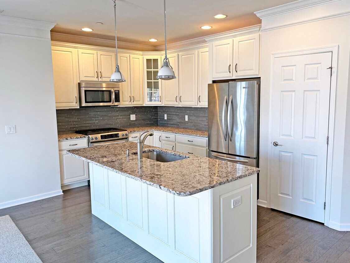 527 Center Meadow Ln Unit 527, Danbury, CT 06810 - Condo for Rent in ...