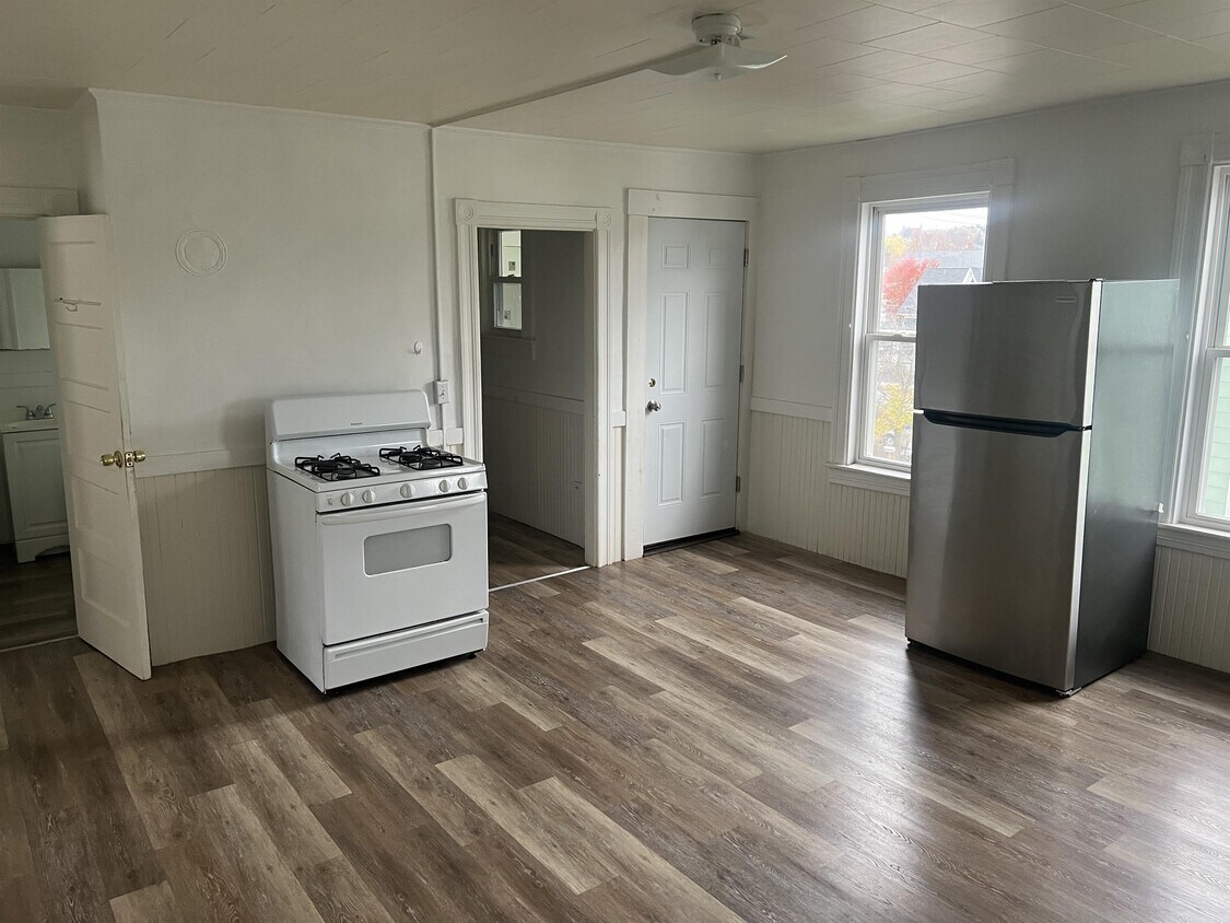 360 Cedar St Unit 360-3, Manchester, NH 03103 - Room for Rent in ...