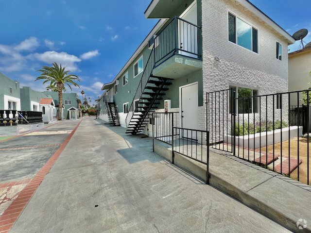 Hollywood Studio District Apartments for Rent with a Yard - Los Angeles ...