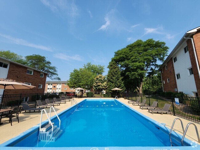 Rockview Estates Apartments for Rent with a Walk-In Closet - Moline, IL ...