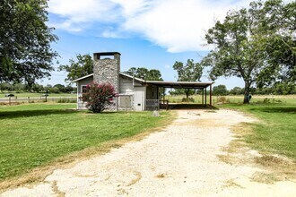 Apartments for Rent with a Swimming Pool in Lytle TX