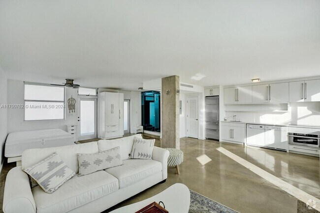 SoFi Apartments for Rent with High Ceilings - Miami Beach, FL - 10 ...