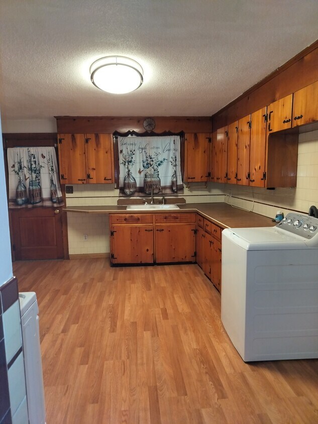 126 Fanning St, Waterbury, CT 06704 - Townhome Rentals in Waterbury CT ...