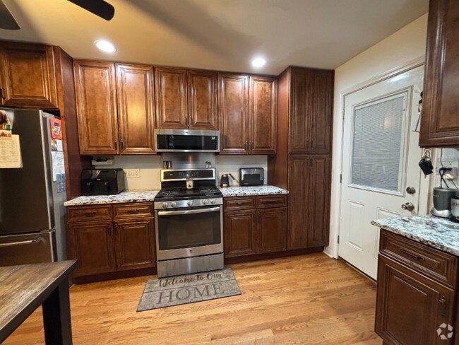 North River Forest Apartments for Rent with Hardwood Floors - Elmwood ...