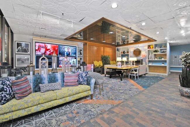 Washington Blvd Historic District Apartments for Rent with a Swimming ...