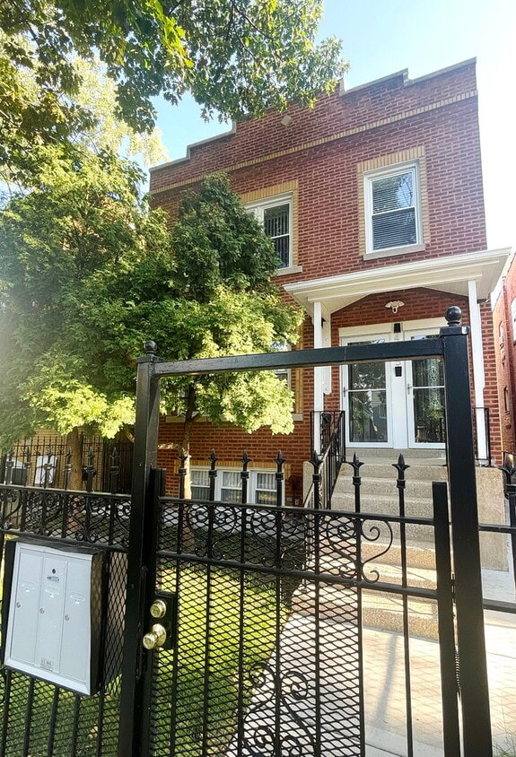 4435 W THOMAS St, Chicago, IL 60651 - House Rental in Chicago, IL ...