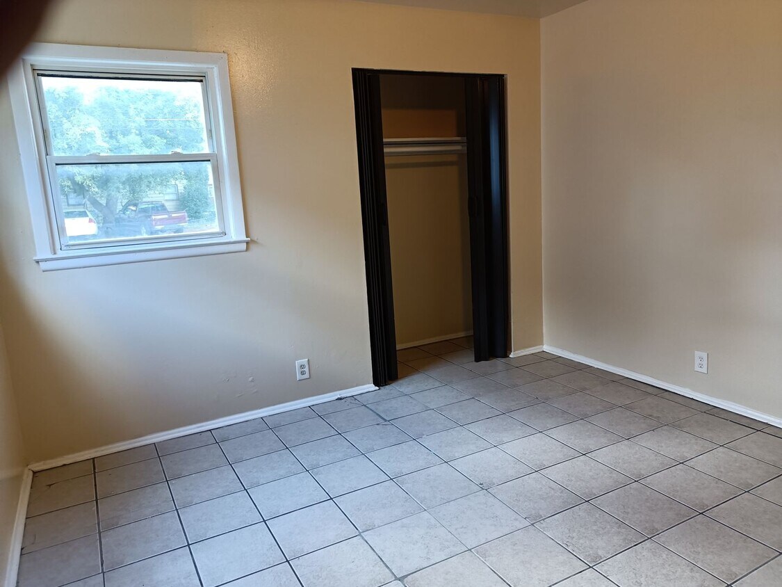 4971-4973 N 46th St Unit Lower, Milwaukee, WI 53218 - Room for Rent in ...