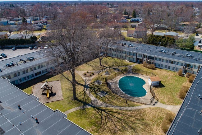 Executive Towers and Gardens - Apartments in Parma Heights, OH ...