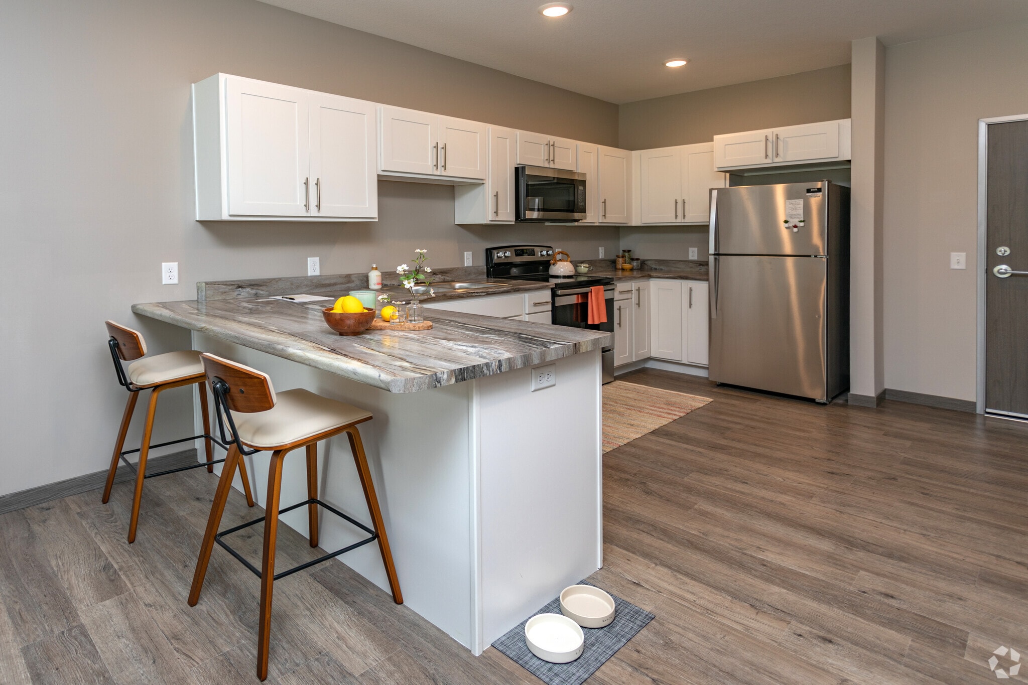 The Emerald Apartments & Townhomes - 1155 Dellwood South St Cambridge ...