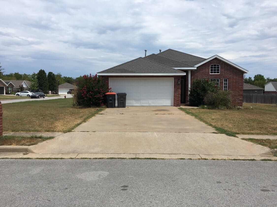 201 Alexandra Loop, Elkins, AR 72727 - House Rental in Elkins, AR | Apartments.com