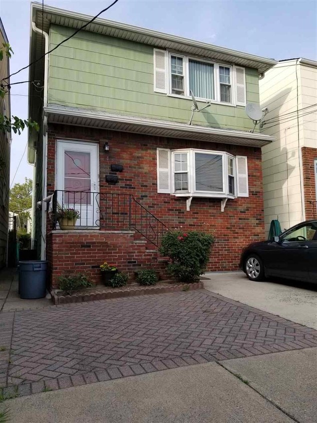 14 Suburbia Ct, Jersey City, NJ 07305 - House Rental in Jersey City, NJ ...