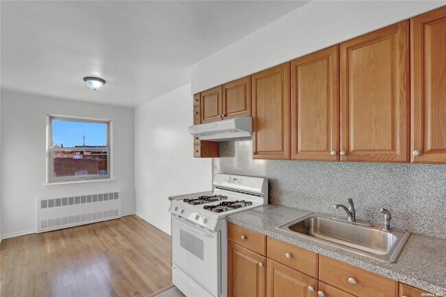 25-32-32 48th St Unit 3rd fl, Queens, NY 11103 - Room for Rent in ...