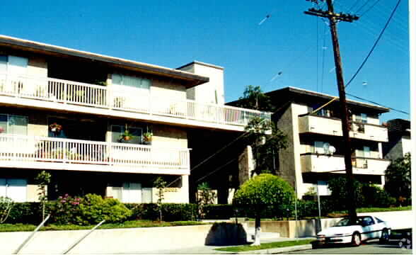 Redlands Del Ray Apartments - 8063 REDLANDS ST Venice, CA 90293 ...