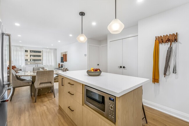 44 Charles West in Manulife Centre Apartments - 55 Bloor St W Toronto ...