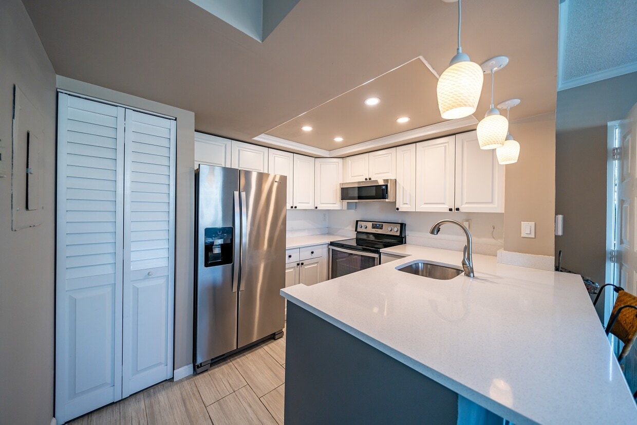 Bella Lago Vista - 700-760 Executive Center Dr West Palm Beach, FL ...