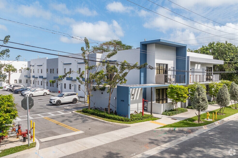 Apartments for Rent with Yard Near Lakes by the Bay Amber | Apartments.com