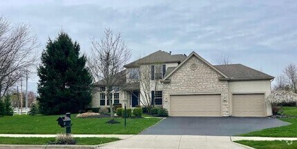 The Lakes at Silverleaf Apartments for Rent with a Living Room - Powell ...