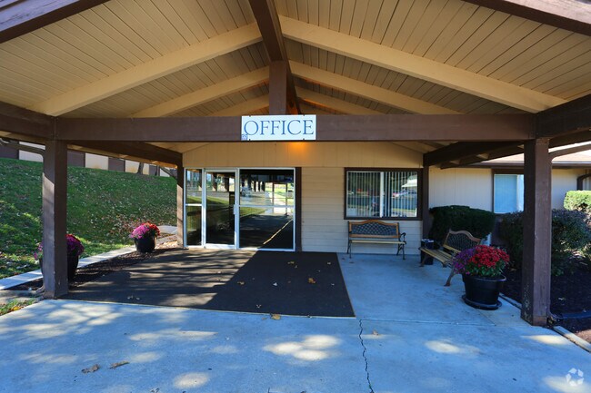 Raintree Apartments Rentals - Topeka, KS | Apartments.com