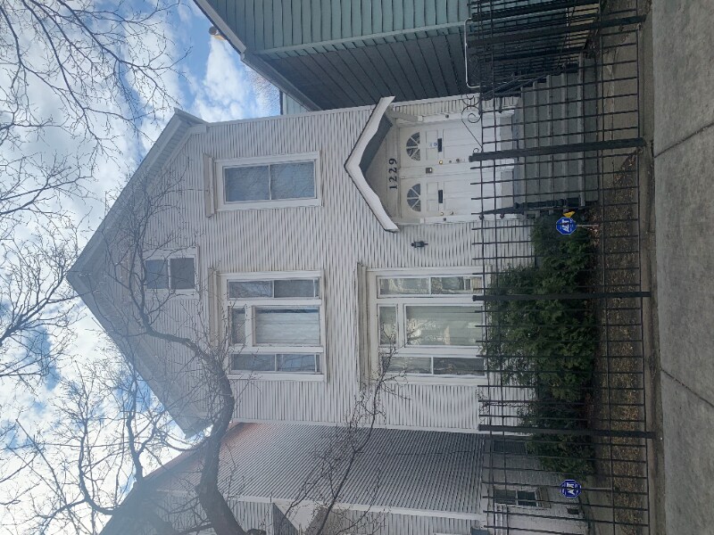 1229 W Barry Ave, Chicago, IL 60657 | Apartments.com