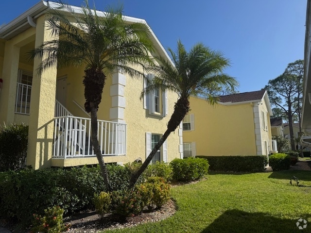 Naples Manor Apartments for Rent with a Living Room - Naples, FL - 1 ...