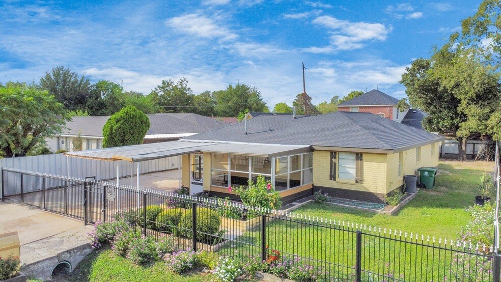 1115 Sunny Dr, Houston, TX 77037 | Apartments.com