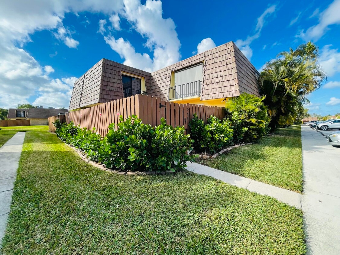 544 Springdale Cir, Palm Springs, FL 33461 - Townhome Rentals in Palm ...