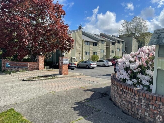 Rolling Hills Village Apartments for Rent with High Ceilings - Renton ...