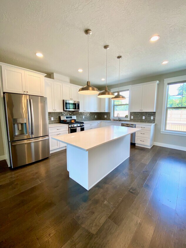 10439 S Beetdigger Blvd, Sandy, UT 84070 - Townhome Rentals in Sandy UT ...