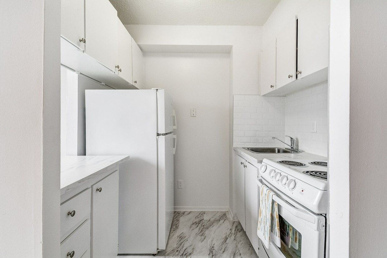 The Crossways Apartments - 2340-2360 Dundas St W Toronto, ON ...